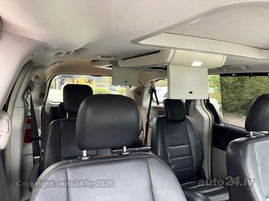 Grey Chrysler Grand Voyager 2009 in Tartu, with an engine capacity of 2.80 L and mileage of 281 thousand km for 3599 €, photo 15 on AUTOMOTO.COM.LV