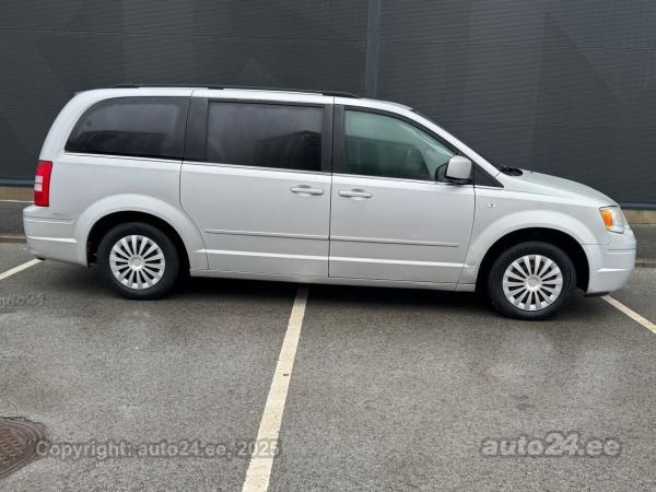 Grey Chrysler Grand Voyager 2010 in Tallinn, with an engine capacity of 2.80 L and mileage of 288 thousand km for 2800 €, photo 2 on AUTOMOTO.COM.LV