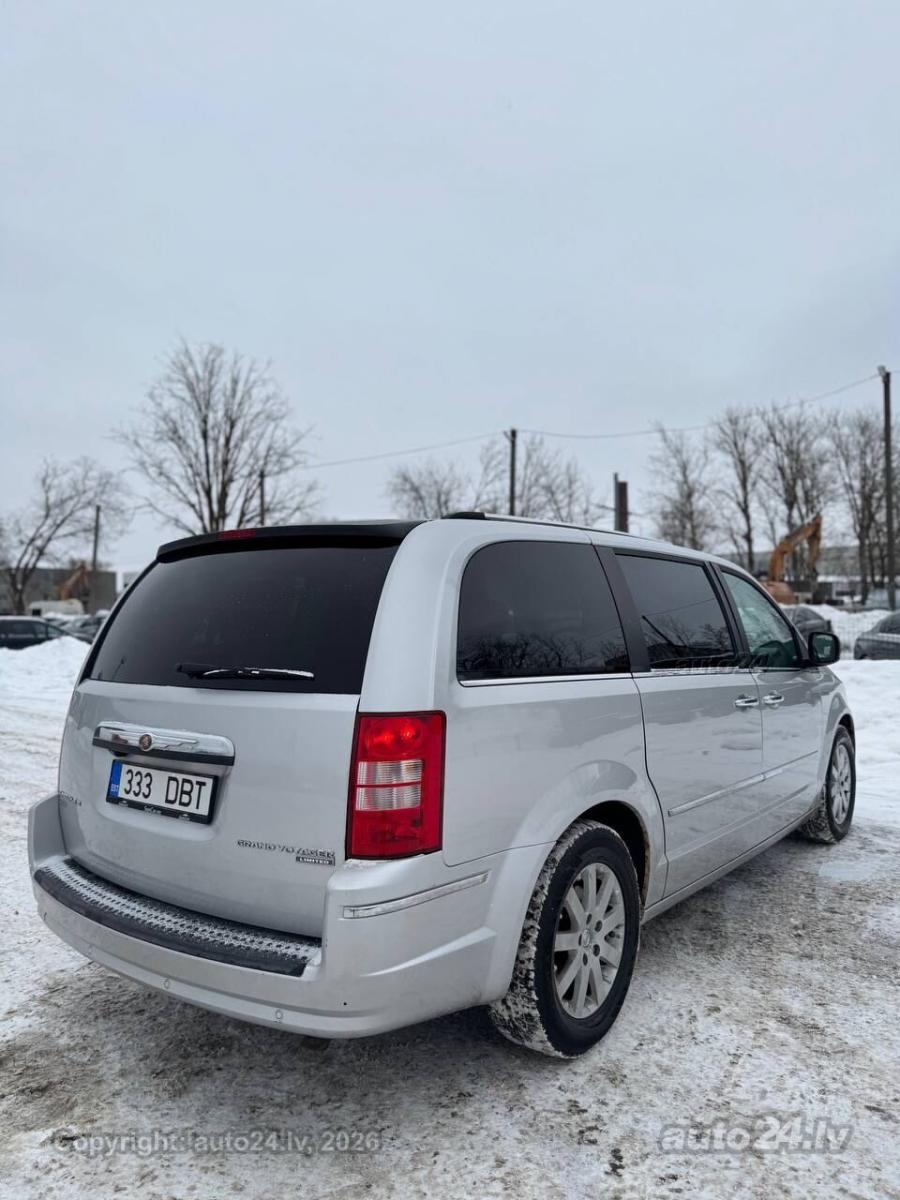 Grey Chrysler Grand Voyager 2010 in Tallinn, with an engine capacity of 2.80 L and mileage of 252 thousand km for 4999 €, photo 7 on AUTOMOTO.COM.LV