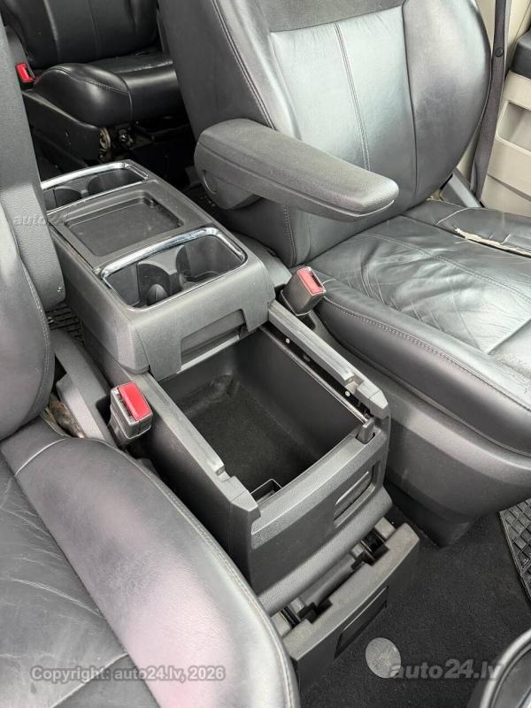 Pelēks Chrysler Grand Voyager 2010 Tallina, ar dzinēja tilpumu 2.80 L un nobraukumu 252 tūkst. km par 4999 €, foto 11 vietnē AUTOMOTO.COM.LV
