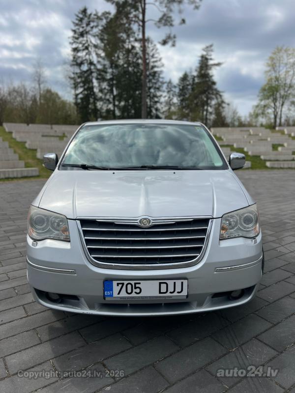 Pelēks Chrysler Grand Voyager 2010 Rapla, ar dzinēja tilpumu 2.80 L un nobraukumu 223 tūkst. km par 4444 €, foto 2 vietnē AUTOMOTO.COM.LV