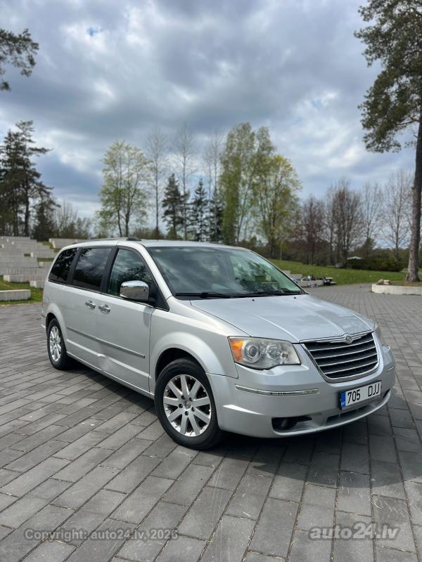 Pelēks Chrysler Grand Voyager 2010 Rapla, ar dzinēja tilpumu 2.80 L un nobraukumu 223 tūkst. km par 4444 €, foto 3 vietnē AUTOMOTO.COM.LV