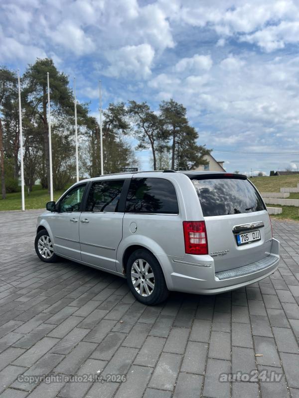 Pelēks Chrysler Grand Voyager 2010 Rapla, ar dzinēja tilpumu 2.80 L un nobraukumu 223 tūkst. km par 4444 €, foto 5 vietnē AUTOMOTO.COM.LV