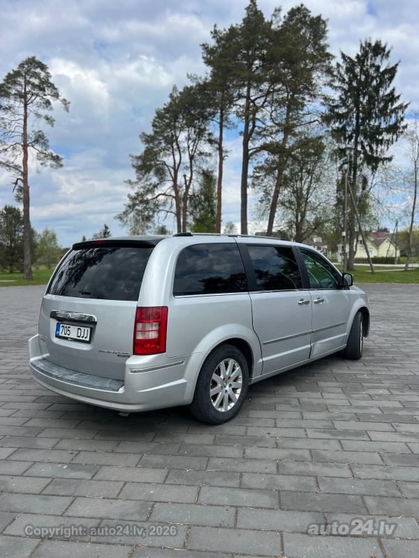 Pelēks Chrysler Grand Voyager 2010 Rapla, ar dzinēja tilpumu 2.80 L un nobraukumu 223 tūkst. km par 4444 €, foto 6 vietnē AUTOMOTO.COM.LV