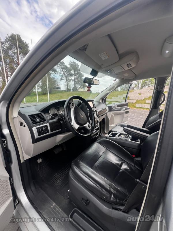 Pelēks Chrysler Grand Voyager 2010 Rapla, ar dzinēja tilpumu 2.80 L un nobraukumu 223 tūkst. km par 4444 €, foto 9 vietnē AUTOMOTO.COM.LV