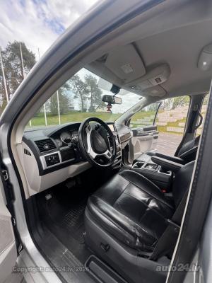 Pelēks Chrysler Grand Voyager 2010 Rapla, ar dzinēja tilpumu 2.80 L un nobraukumu 223 tūkst. km par 4444 €, foto 10 vietnē AUTOMOTO.COM.LV