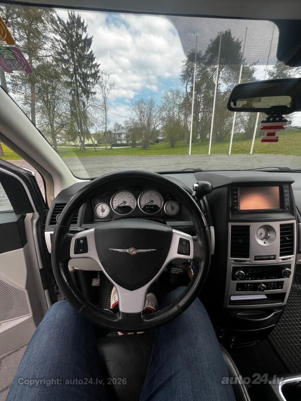 Pelēks Chrysler Grand Voyager 2010 Rapla, ar dzinēja tilpumu 2.80 L un nobraukumu 223 tūkst. km par 4444 €, foto 10 vietnē AUTOMOTO.COM.LV