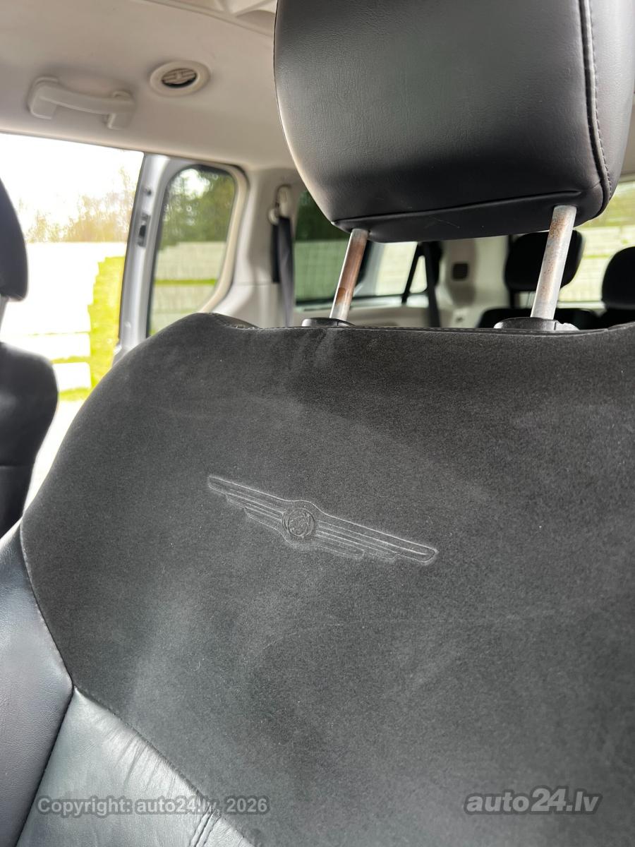 Pelēks Chrysler Grand Voyager 2010 Rapla, ar dzinēja tilpumu 2.80 L un nobraukumu 223 tūkst. km par 4444 €, foto 13 vietnē AUTOMOTO.COM.LV