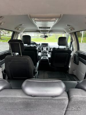 Pelēks Chrysler Grand Voyager 2010 Rapla, ar dzinēja tilpumu 2.80 L un nobraukumu 223 tūkst. km par 4444 €, foto 15 vietnē AUTOMOTO.COM.LV