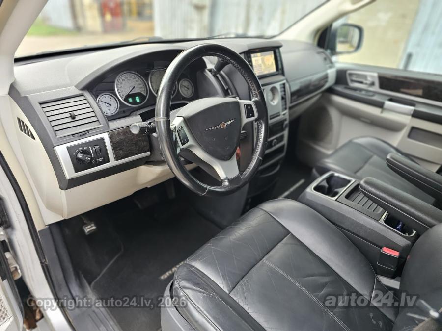 Grey Chrysler Grand Voyager 2010 in Tallinn, with an engine capacity of 2.80 L and mileage of 257 thousand km for 4998 €, photo 7 on AUTOMOTO.COM.LV