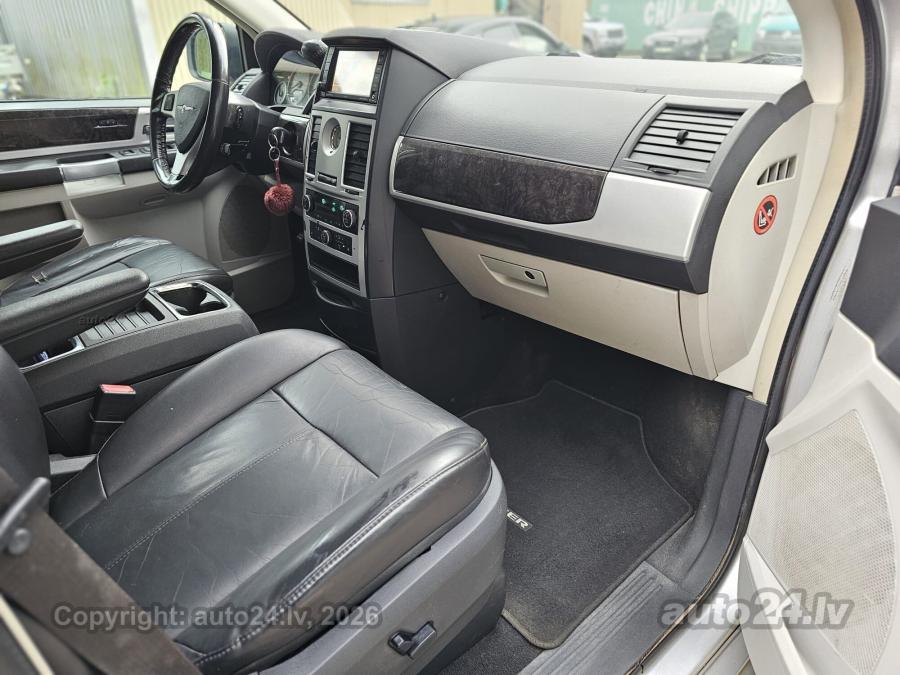 Grey Chrysler Grand Voyager 2010 in Tallinn, with an engine capacity of 2.80 L and mileage of 257 thousand km for 4998 €, photo 10 on AUTOMOTO.COM.LV
