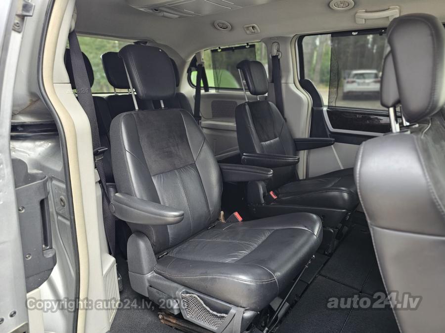 Grey Chrysler Grand Voyager 2010 in Tallinn, with an engine capacity of 2.80 L and mileage of 257 thousand km for 4998 €, photo 12 on AUTOMOTO.COM.LV