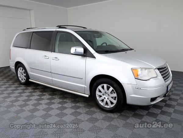 Pelēks Chrysler Grand Voyager 2011 Tallina, ar dzinēja tilpumu 2.80 L un nobraukumu 355 tūkst. km par 2999 €, foto 1 vietnē AUTOMOTO.COM.LV