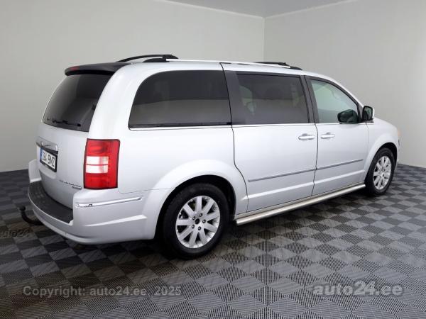 Grey Chrysler Grand Voyager 2011 in Tallinn, with an engine capacity of 2.80 L and mileage of 355 thousand km for 2999 €, photo 3 on AUTOMOTO.COM.LV