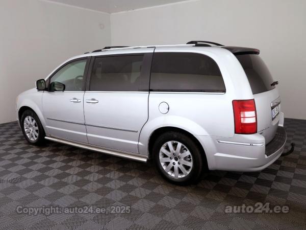Grey Chrysler Grand Voyager 2011 in Tallinn, with an engine capacity of 2.80 L and mileage of 355 thousand km for 2999 €, photo 4 on AUTOMOTO.COM.LV