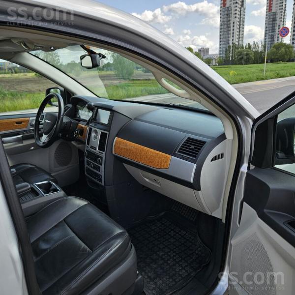 Chrysler Grand Voyager 2008 Rīga, ar dzinēja tilpumu 2.80 L un nobraukumu 252 tūkst. km par 4000 €, foto 6 vietnē AUTOMOTO.COM.LV