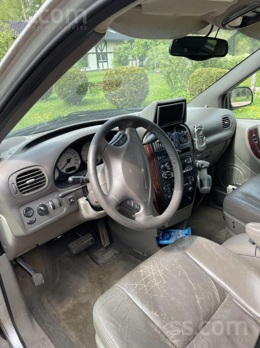 Chrysler Grand Voyager 2003 in Cesis, with an engine capacity of 3.30 L and mileage of 297 thousand km for 1800 €, photo 6 on AUTOMOTO.COM.LV