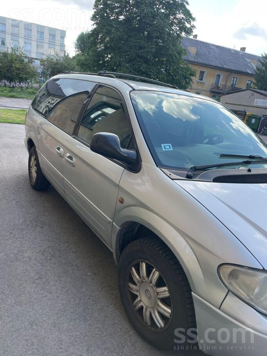 Chrysler Grand Voyager 2005 in Jelgava, with an engine capacity of 3.30 L and mileage of 323 thousand km for 3500 €, photo 2 on AUTOMOTO.COM.LV