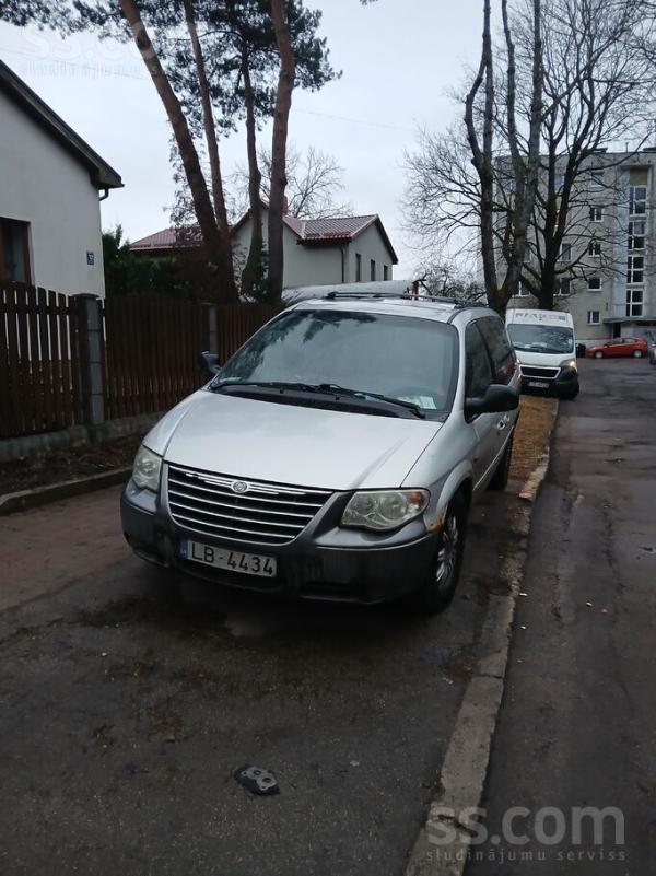 Chrysler Grand Voyager 2006 in Riga, with an engine capacity of 2.80 L and mileage of 390 thousand km for 700 €, photo 1 on AUTOMOTO.COM.LV