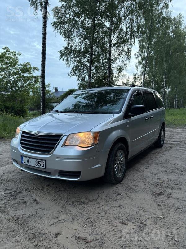 Chrysler Grand Voyager 2008 in Riga, with an engine capacity of 2.80 L and mileage of 280 thousand km for 3495 €, photo 2 on AUTOMOTO.COM.LV