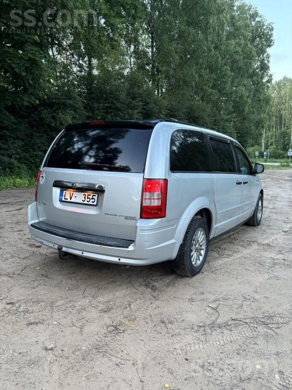 Chrysler Grand Voyager 2008 in Riga, with an engine capacity of 2.80 L and mileage of 280 thousand km for 3495 €, photo 3 on AUTOMOTO.COM.LV