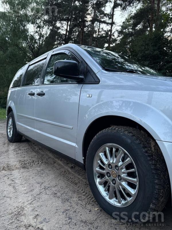 Chrysler Grand Voyager 2008 in Riga, with an engine capacity of 2.80 L and mileage of 280 thousand km for 3495 €, photo 5 on AUTOMOTO.COM.LV