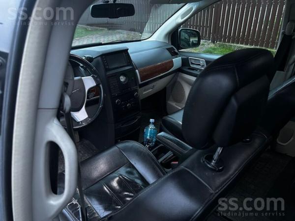 Chrysler Grand Voyager 2009 in Ventspils, with an engine capacity of 2.80 L and mileage of 419 thousand km for 2650 €, photo 7 on AUTOMOTO.COM.LV