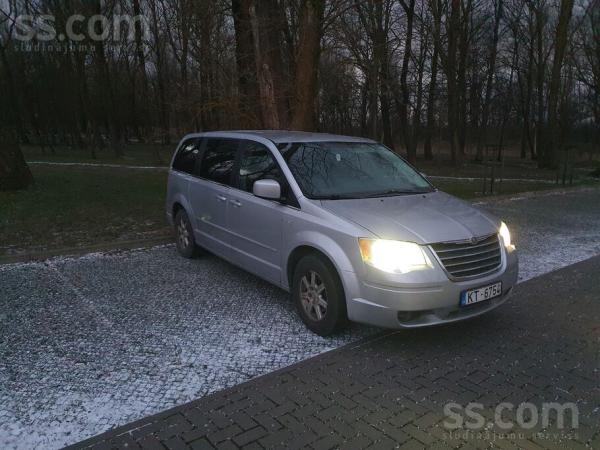 Chrysler Grand Voyager 2009 in Liepaja, with an engine capacity of 2.80 L and mileage of 299 thousand km for 2950 €, photo 2 on AUTOMOTO.COM.LV