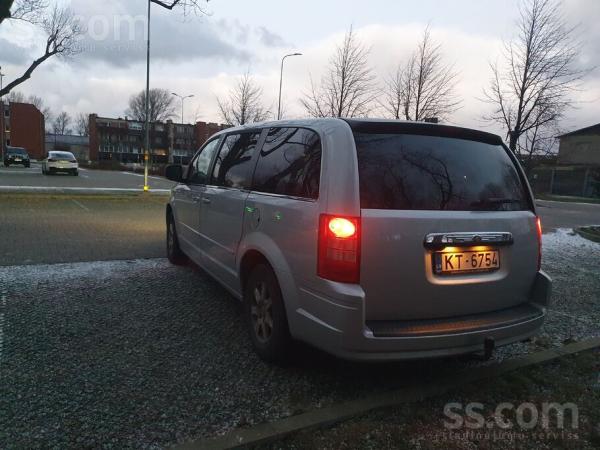 Chrysler Grand Voyager 2009 in Liepaja, with an engine capacity of 2.80 L and mileage of 299 thousand km for 2950 €, photo 4 on AUTOMOTO.COM.LV