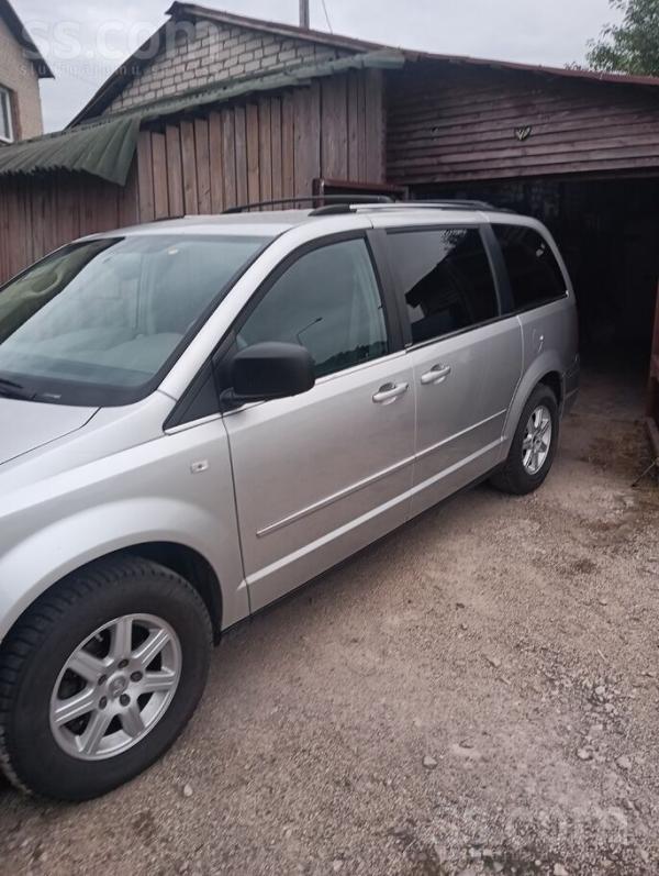 Chrysler Grand Voyager 2010 in Aizkraukle, with an engine capacity of 2.80 L and mileage of 351 thousand km for 5000 €, photo 1 on AUTOMOTO.COM.LV