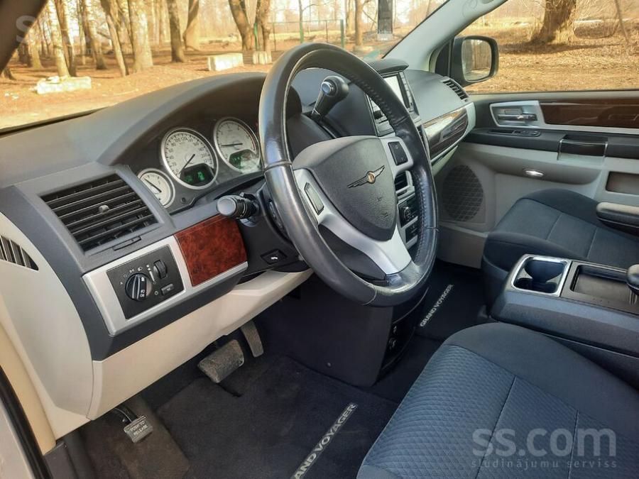 Chrysler Grand Voyager 2011 in Riga, with an engine capacity of 2.80 L and mileage of 0 thousand km for 5250 €, photo 11 on AUTOMOTO.COM.LV