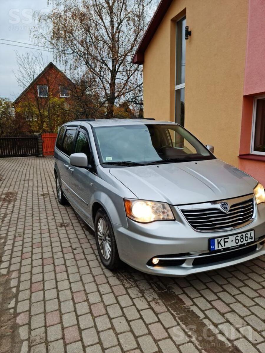 Chrysler Grand Voyager 2012 in Riga, with an engine capacity of 2.80 L and mileage of 370 thousand km for 5100 €, photo 1 on AUTOMOTO.COM.LV