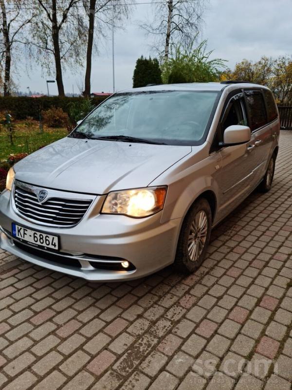 Chrysler Grand Voyager 2012 in Riga, with an engine capacity of 2.80 L and mileage of 370 thousand km for 5100 €, photo 2 on AUTOMOTO.COM.LV