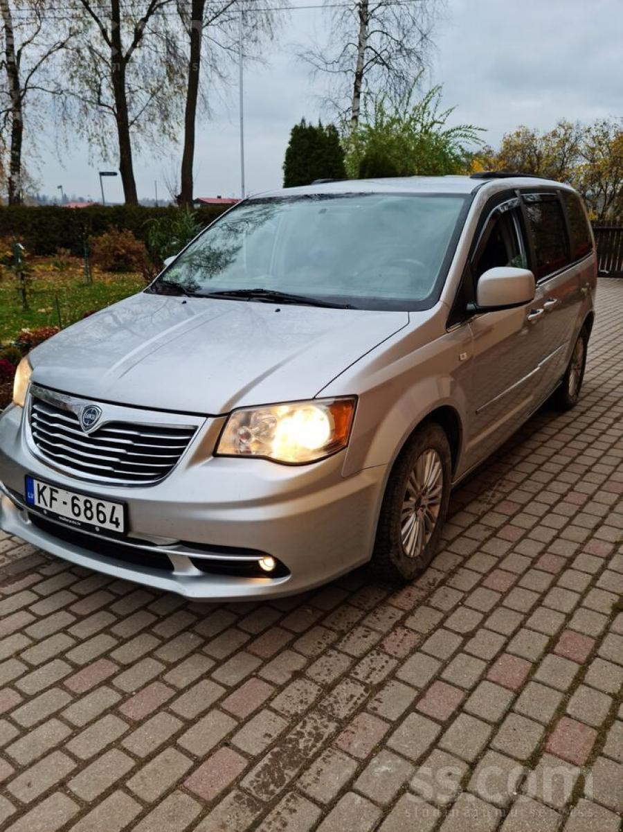 Chrysler Grand Voyager 2012 in Riga, with an engine capacity of 2.80 L and mileage of 370 thousand km for 5100 €, photo 2 on AUTOMOTO.COM.LV