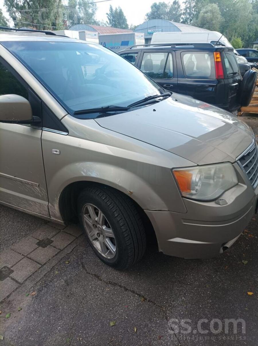Orange Chrysler Grand Voyager 2009 in Riga, with an engine capacity of 2.80 L and mileage of 289 thousand km for 1550 €, photo 1 on AUTOMOTO.COM.LV