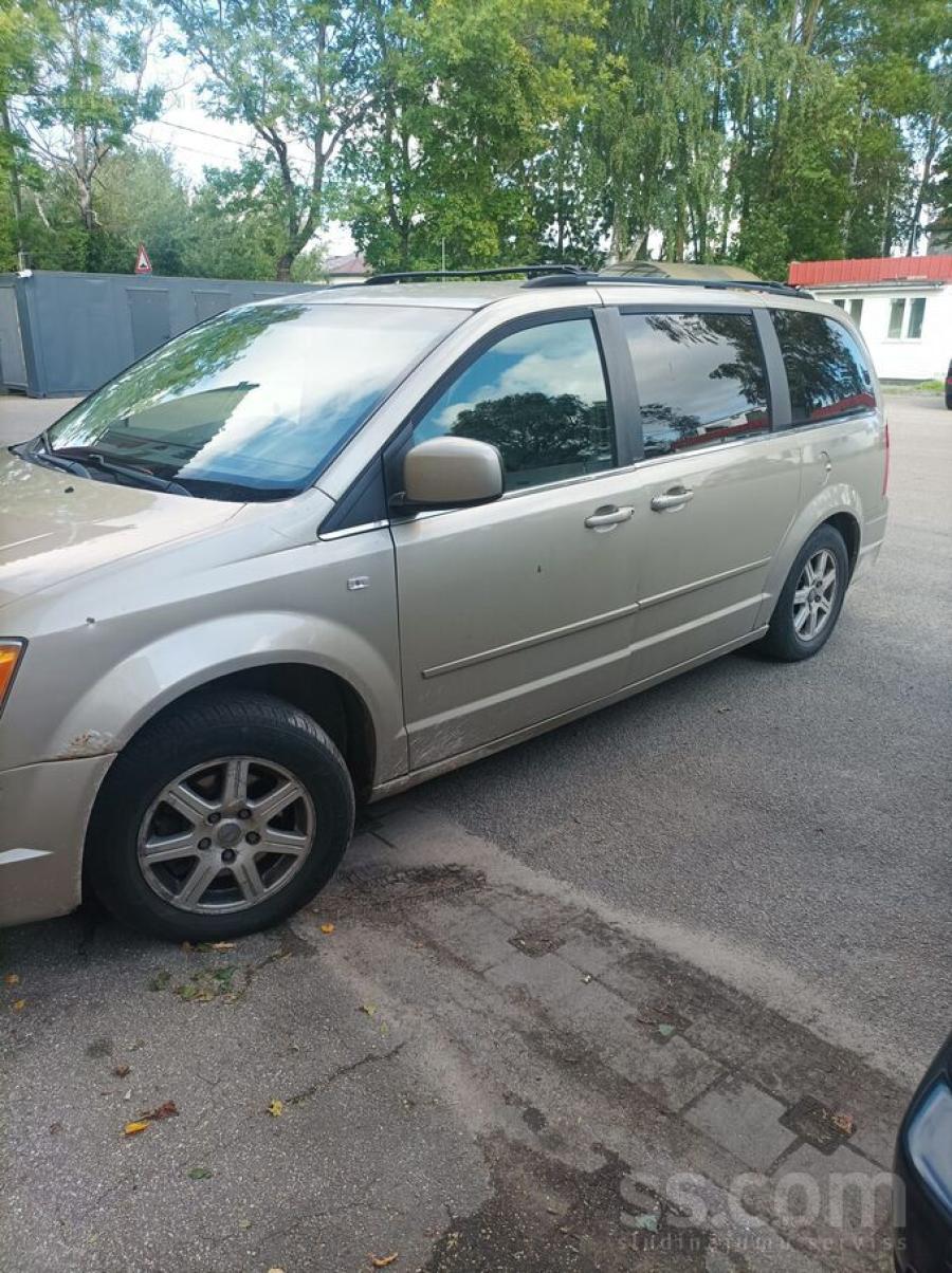 Orange Chrysler Grand Voyager 2009 in Riga, with an engine capacity of 2.80 L and mileage of 289 thousand km for 1550 €, photo 4 on AUTOMOTO.COM.LV