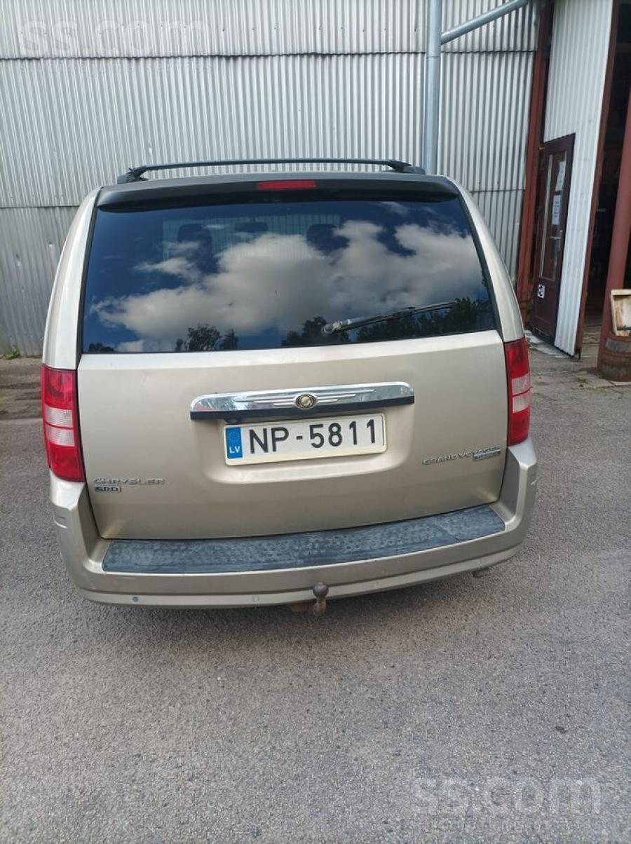 Orange Chrysler Grand Voyager 2009 in Riga, with an engine capacity of 2.80 L and mileage of 289 thousand km for 1550 €, photo 5 on AUTOMOTO.COM.LV