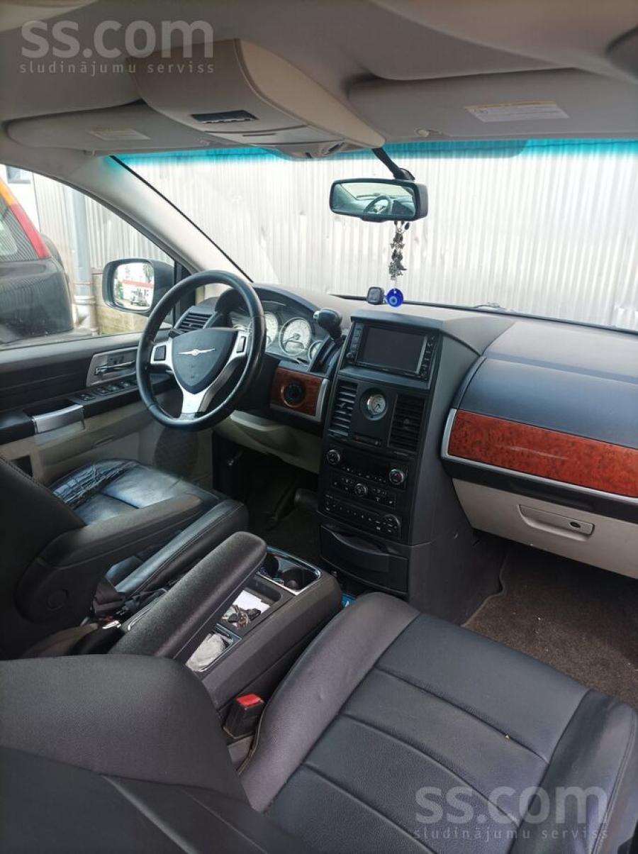 Orange Chrysler Grand Voyager 2009 in Riga, with an engine capacity of 2.80 L and mileage of 289 thousand km for 1550 €, photo 7 on AUTOMOTO.COM.LV