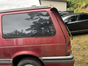 Sarkans Chrysler Grand Voyager 1996 Kauņa, ar dzinēja tilpumu 2.50 L un nobraukumu 230 tūkst. km par 650 €, foto 5 vietnē AUTOMOTO.COM.LV