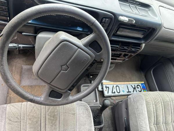 Sarkans Chrysler Grand Voyager 1996 Kauņa, ar dzinēja tilpumu 2.50 L un nobraukumu 230 tūkst. km par 650 €, foto 8 vietnē AUTOMOTO.COM.LV