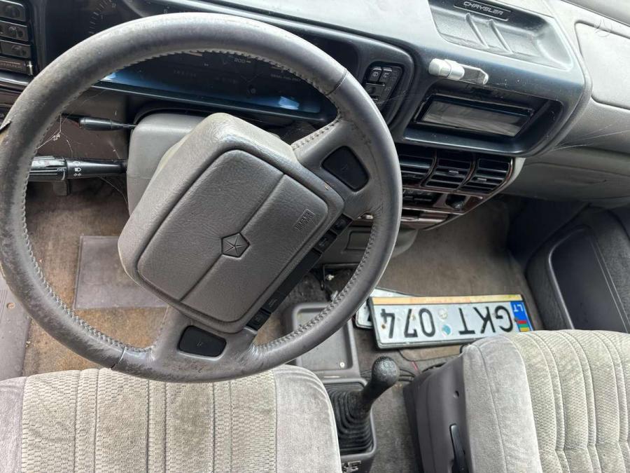 Sarkans Chrysler Grand Voyager 1996 Kauņa, ar dzinēja tilpumu 2.50 L un nobraukumu 230 tūkst. km par 650 €, foto 9 vietnē AUTOMOTO.COM.LV