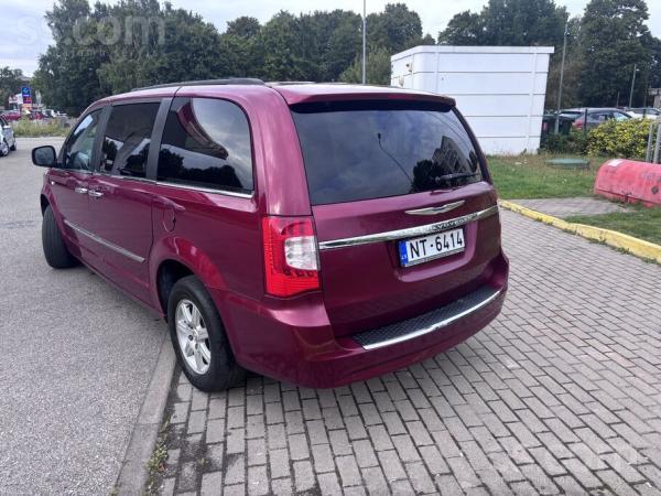 Sarkans Chrysler Grand Voyager 2013 Rīga, ar dzinēja tilpumu 2.80 L un nobraukumu 304 tūkst. km par 6500 €, foto 4 vietnē AUTOMOTO.COM.LV