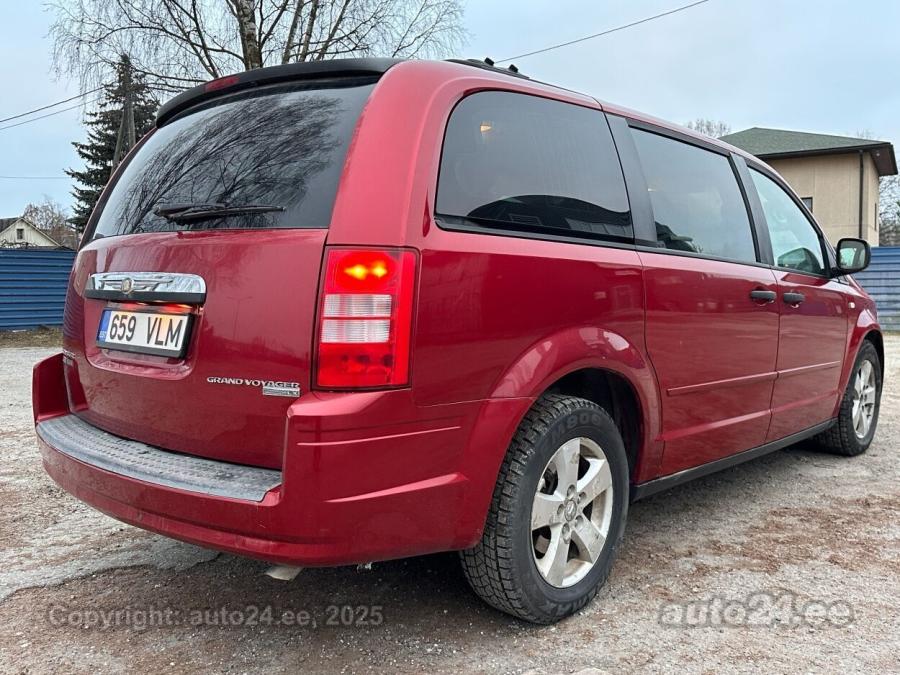Sarkans Chrysler Grand Voyager 2008 Tallina, ar dzinēja tilpumu 2.80 L un nobraukumu 43 tūkst. km par 4300 €, foto 3 vietnē AUTOMOTO.COM.LV