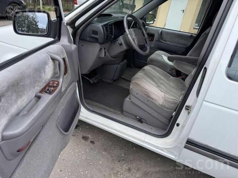 White Chrysler Grand Voyager 1995 in Riga, with an engine capacity of 3.30 L and mileage of 253 thousand km for 4950 €, photo 8 on AUTOMOTO.COM.LV