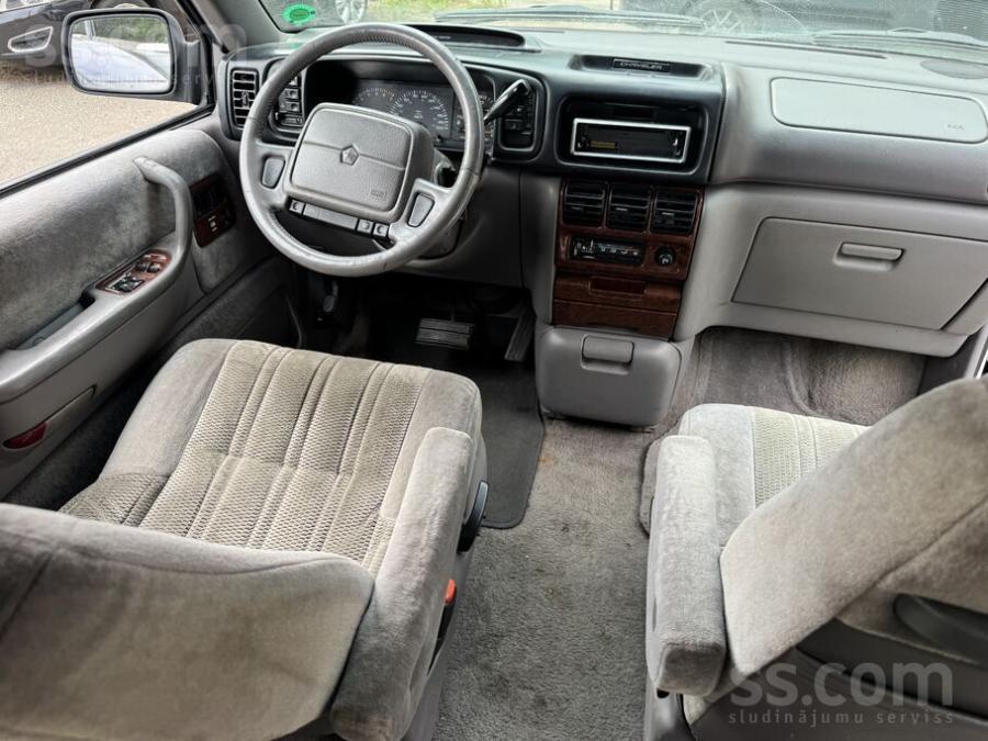 White Chrysler Grand Voyager 1995 in Riga, with an engine capacity of 3.30 L and mileage of 253 thousand km for 4950 €, photo 13 on AUTOMOTO.COM.LV