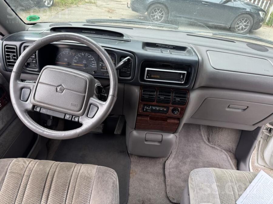 White Chrysler Grand Voyager 1995 in Riga, with an engine capacity of 3.30 L and mileage of 253 thousand km for 4950 €, photo 17 on AUTOMOTO.COM.LV