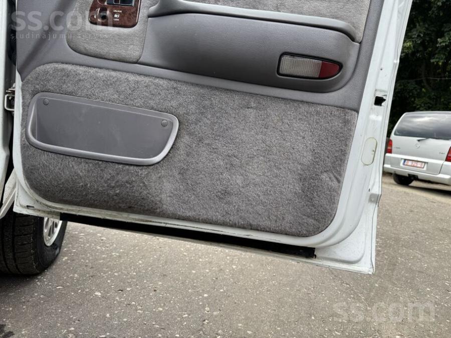 White Chrysler Grand Voyager 1995 in Riga, with an engine capacity of 3.30 L and mileage of 253 thousand km for 4950 €, photo 18 on AUTOMOTO.COM.LV