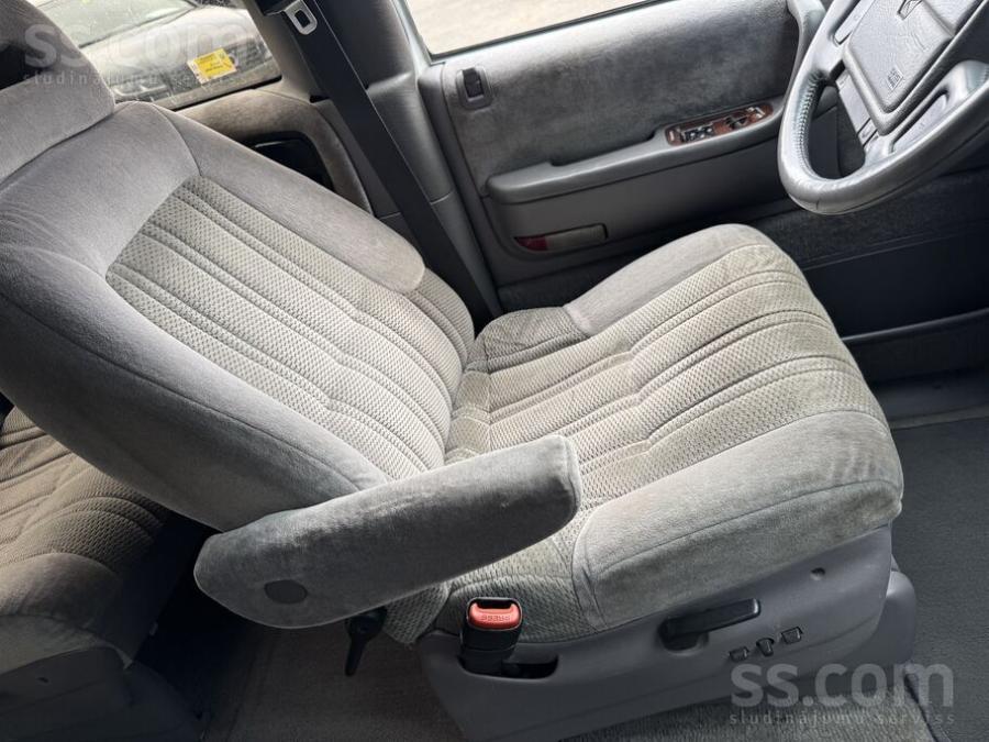 White Chrysler Grand Voyager 1995 in Riga, with an engine capacity of 3.30 L and mileage of 253 thousand km for 4950 €, photo 20 on AUTOMOTO.COM.LV