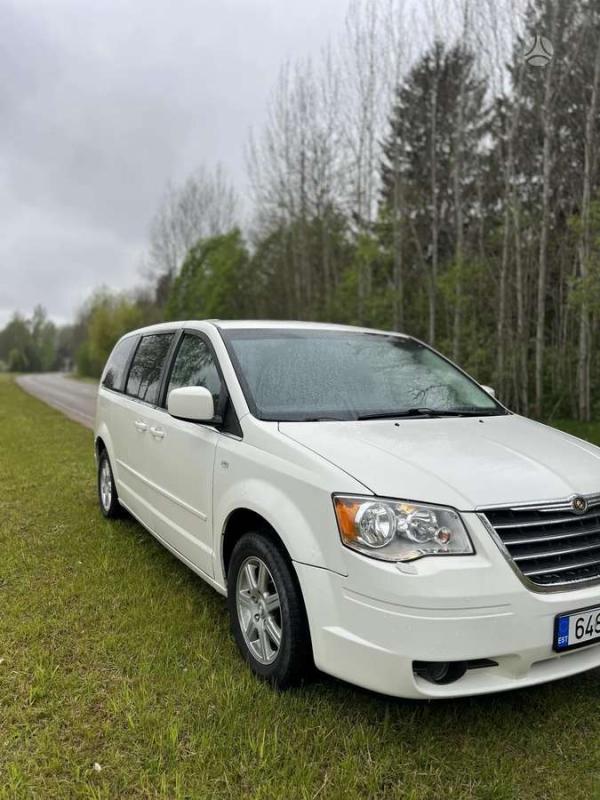 White Chrysler Grand Voyager 2008 in Mazeikiai, with an engine capacity of 2.80 L and mileage of 325 thousand km for 3800 €, photo 1 on AUTOMOTO.COM.LV
