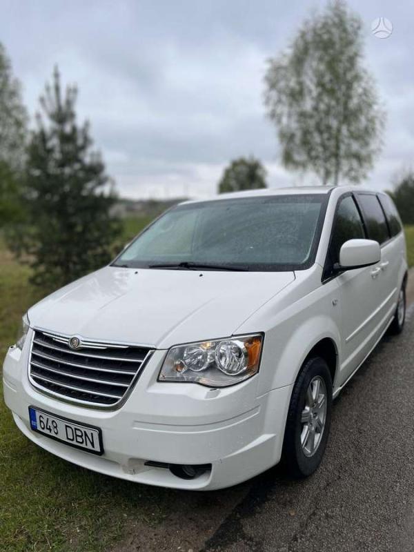 White Chrysler Grand Voyager 2008 in Mazeikiai, with an engine capacity of 2.80 L and mileage of 325 thousand km for 3800 €, photo 2 on AUTOMOTO.COM.LV